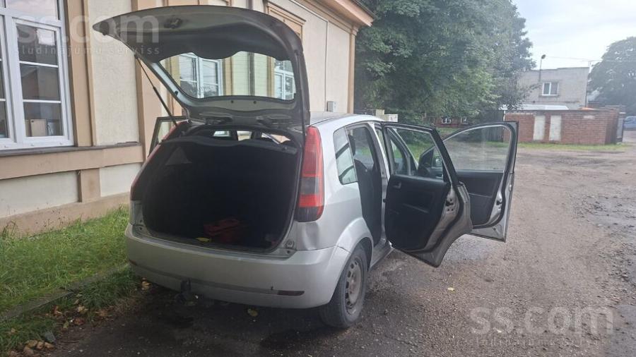 Pelēks Ford Fiesta 2004 Liepāja, ar dzinēja tilpumu 1.40 L un nobraukumu 327 tūkst. km par 600 €, foto 8 vietnē AUTOMOTO.COM.LV