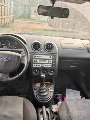 Pelēks Ford Fiesta 2005 Rīga, ar dzinēja tilpumu 1.30 L un nobraukumu 295 tūkst. km par 499 €, foto 5 vietnē AUTOMOTO.COM.LV