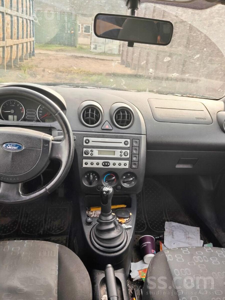 Pelēks Ford Fiesta 2005 Rīga, ar dzinēja tilpumu 1.30 L un nobraukumu 295 tūkst. km par 499 €, foto 5 vietnē AUTOMOTO.COM.LV