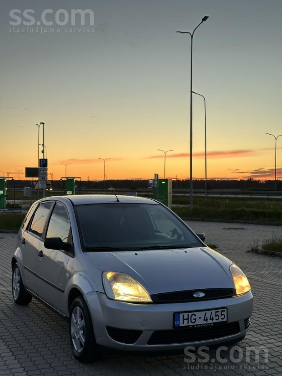 Grey Ford Fiesta 2005 in Riga, with an engine capacity of 1.60 L and mileage of 211 thousand km for 500 €, photo 1 on AUTOMOTO.COM.LV