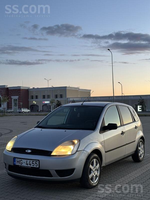 Pelēks Ford Fiesta 2005 Rīga, ar dzinēja tilpumu 1.60 L un nobraukumu 211 tūkst. km par 500 €, foto 2 vietnē AUTOMOTO.COM.LV