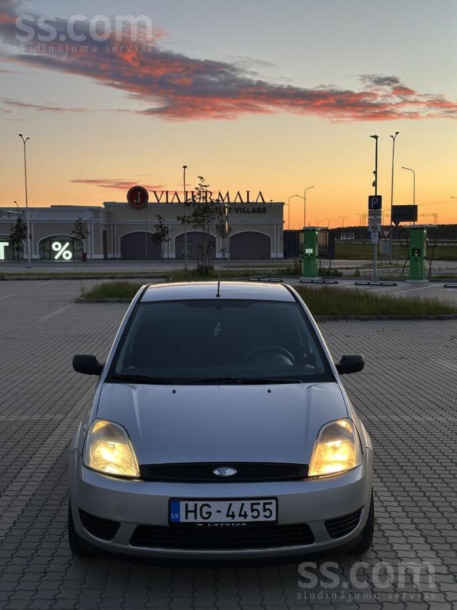 Grey Ford Fiesta 2005 in Riga, with an engine capacity of 1.60 L and mileage of 211 thousand km for 500 €, photo 4 on AUTOMOTO.COM.LV