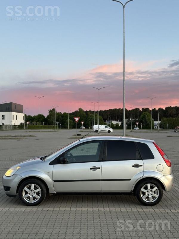 Pelēks Ford Fiesta 2005 Rīga, ar dzinēja tilpumu 1.60 L un nobraukumu 211 tūkst. km par 500 €, foto 4 vietnē AUTOMOTO.COM.LV