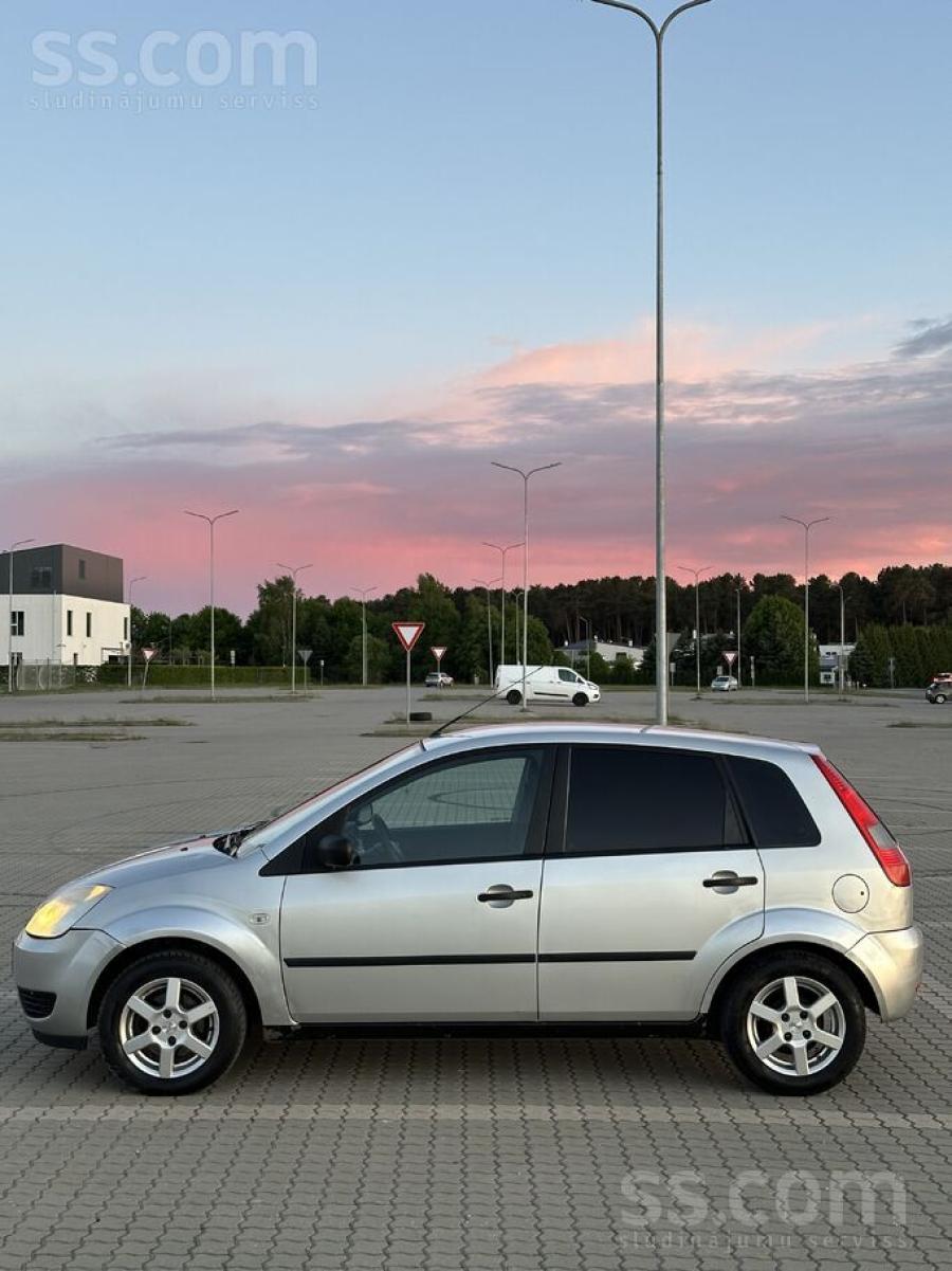 Grey Ford Fiesta 2005 in Riga, with an engine capacity of 1.60 L and mileage of 211 thousand km for 500 €, photo 5 on AUTOMOTO.COM.LV