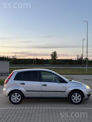 Grey Ford Fiesta 2005 in Riga, with an engine capacity of 1.60 L and mileage of 211 thousand km for 500 €, photo 6 on AUTOMOTO.COM.LV