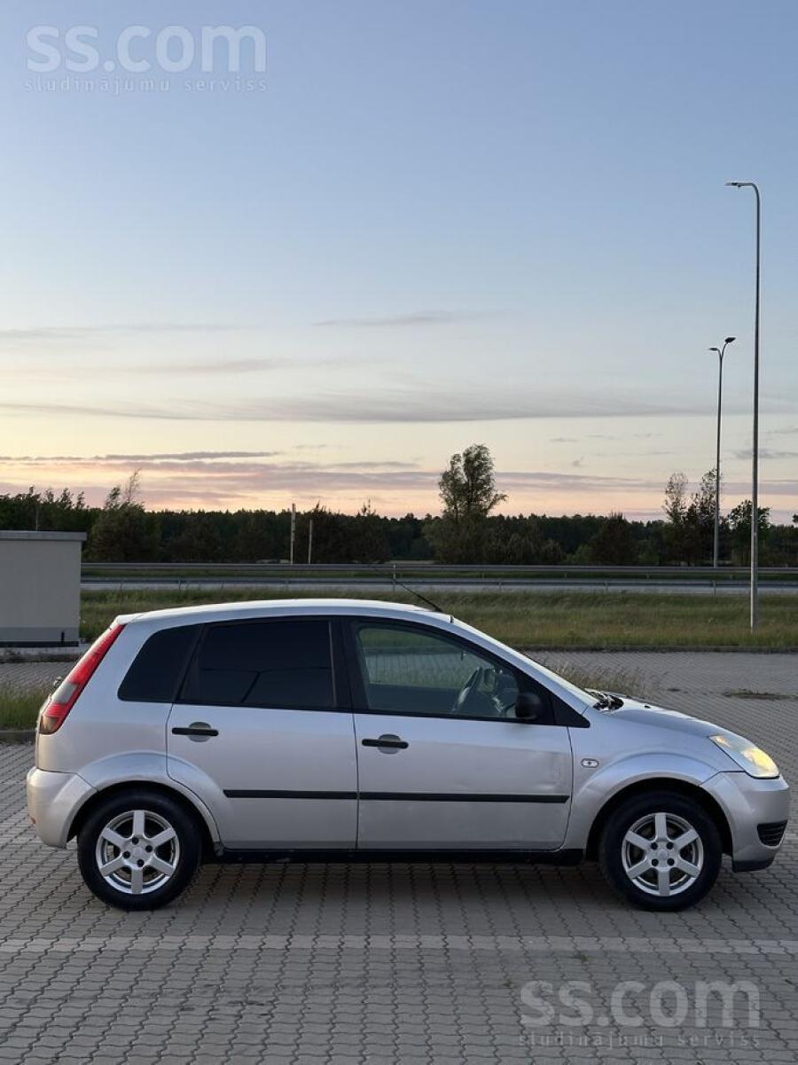 Grey Ford Fiesta 2005 in Riga, with an engine capacity of 1.60 L and mileage of 211 thousand km for 500 €, photo 6 on AUTOMOTO.COM.LV