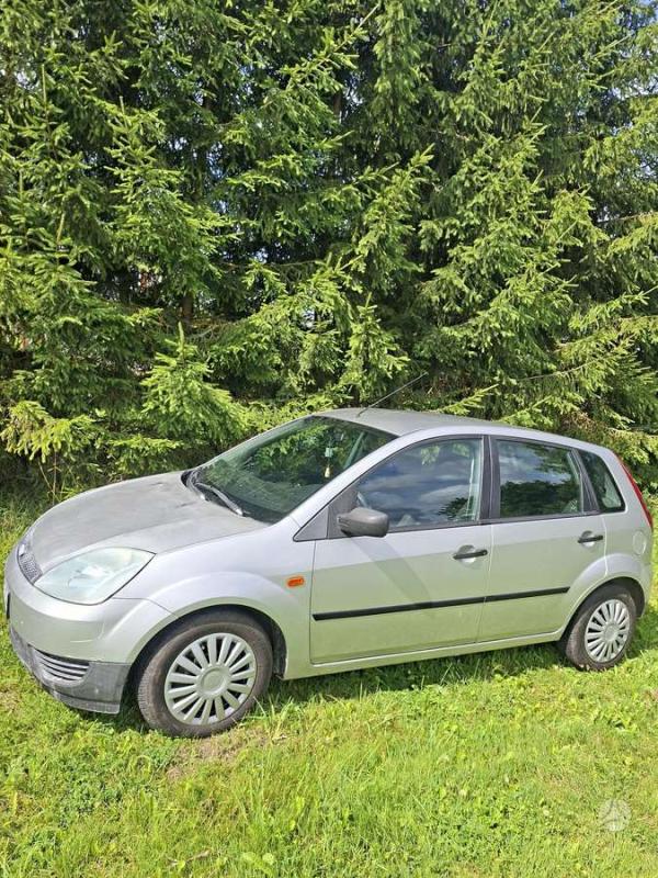 Grey Ford Fiesta 2005 in Anyksciai, with an engine capacity of 1.40 L and mileage of 300 thousand km for 500 €, photo 3 on AUTOMOTO.COM.LV