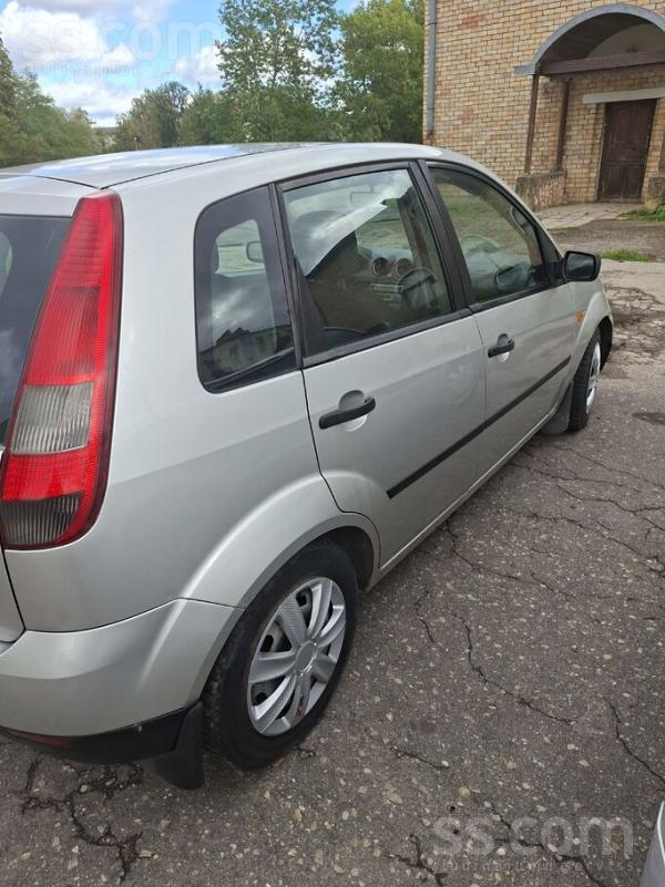 Серый Форд Фиеста 2005 в Айзкраукле, объемом двигателя 1.30 л и пробегом 162 тыс. км за 1150 €, фото 4 на AUTOMOTO.COM.LV