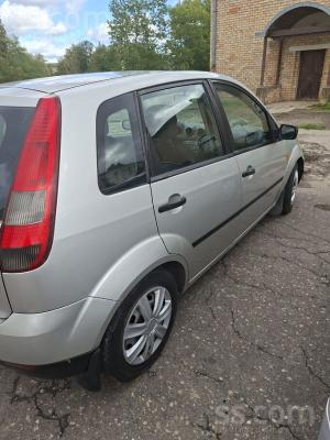 Grey Ford Fiesta 2005 in Aizkraukle, with an engine capacity of 1.30 L and mileage of 162 thousand km for 1150 €, photo 4 on AUTOMOTO.COM.LV