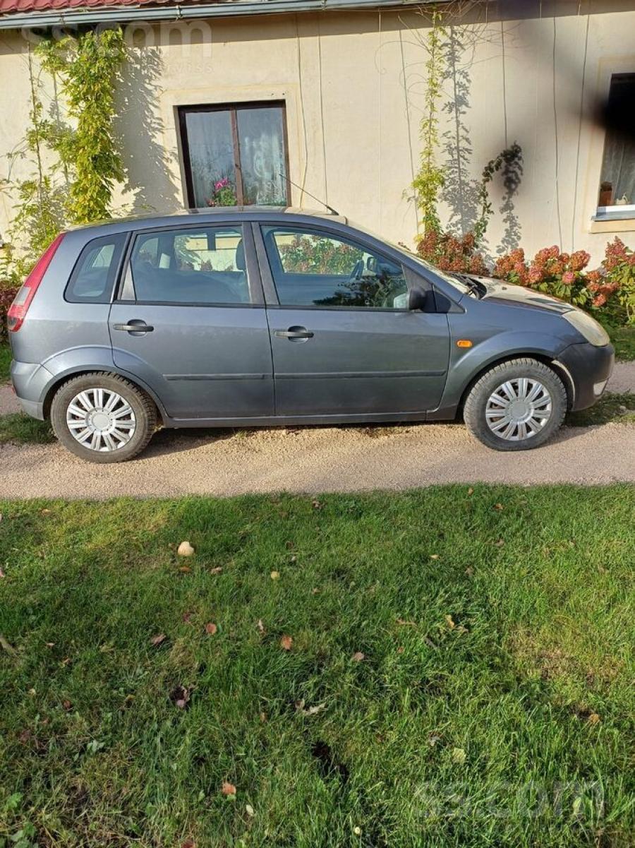 Pelēks Ford Fiesta 2005 Dobele, ar dzinēja tilpumu 1.40 L un nobraukumu 218 tūkst. km par 1050 €, foto 1 vietnē AUTOMOTO.COM.LV