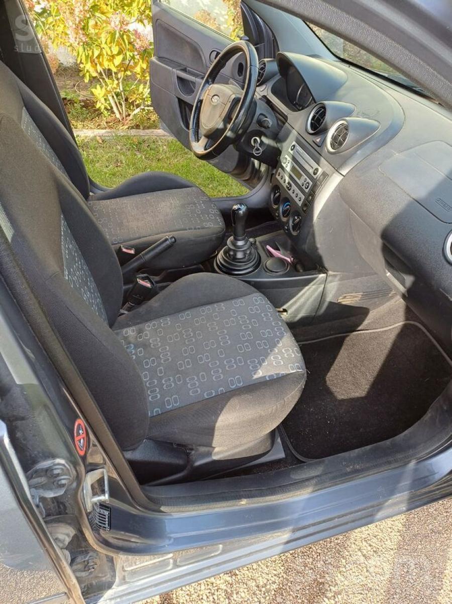 Pelēks Ford Fiesta 2005 Dobele, ar dzinēja tilpumu 1.40 L un nobraukumu 218 tūkst. km par 1050 €, foto 7 vietnē AUTOMOTO.COM.LV