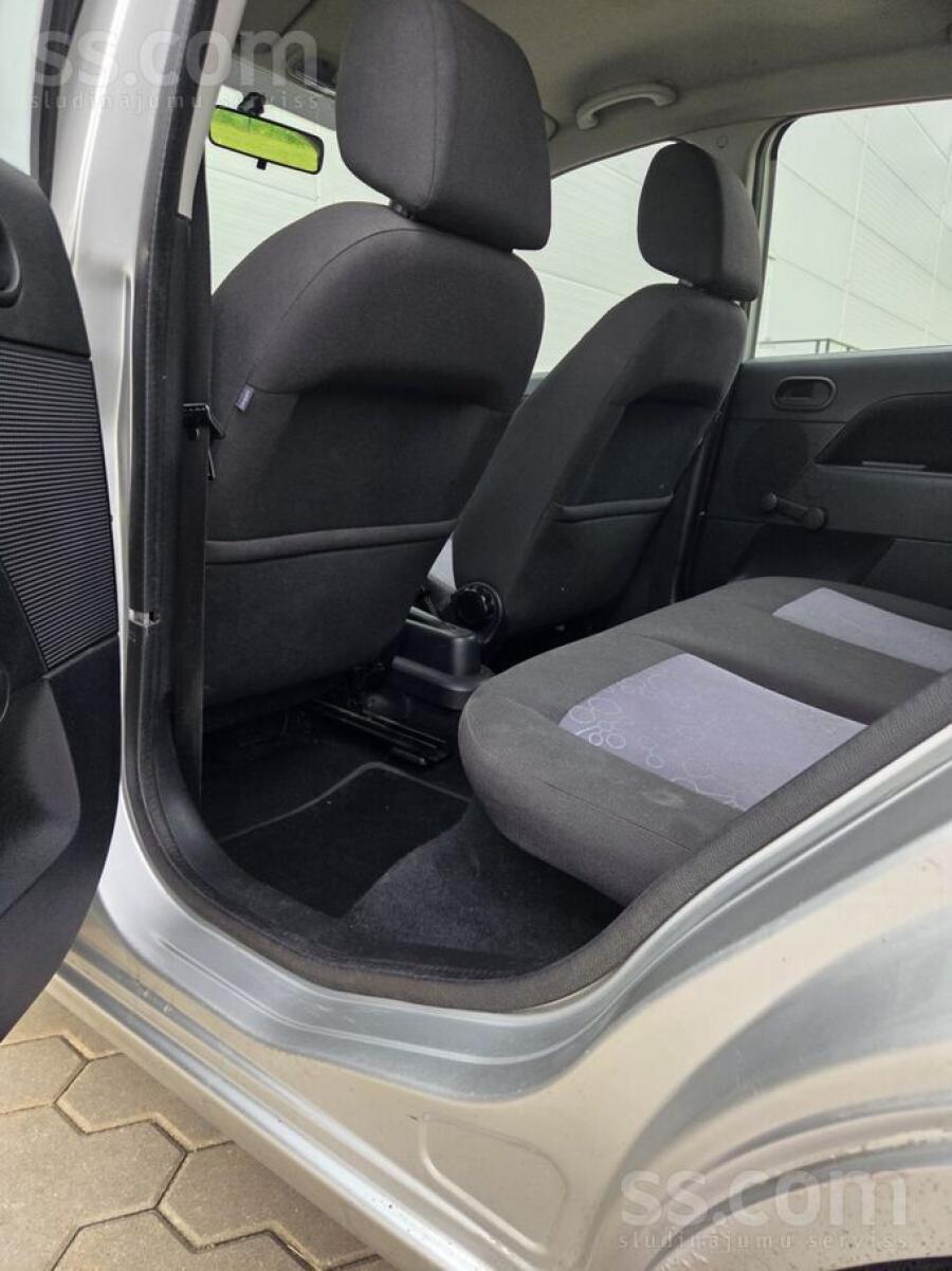 Pelēks Ford Fiesta 2006 Rīga, ar dzinēja tilpumu 1.30 L un nobraukumu 216 tūkst. km par 1390 €, foto 23 vietnē AUTOMOTO.COM.LV