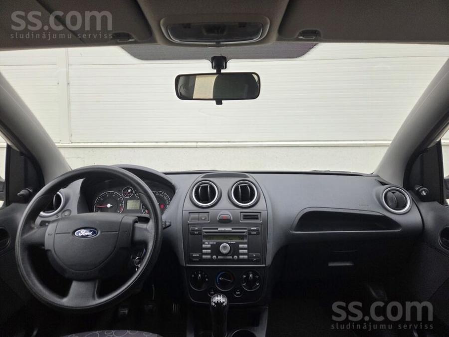 Pelēks Ford Fiesta 2006 Rīga, ar dzinēja tilpumu 1.30 L un nobraukumu 216 tūkst. km par 1390 €, foto 24 vietnē AUTOMOTO.COM.LV