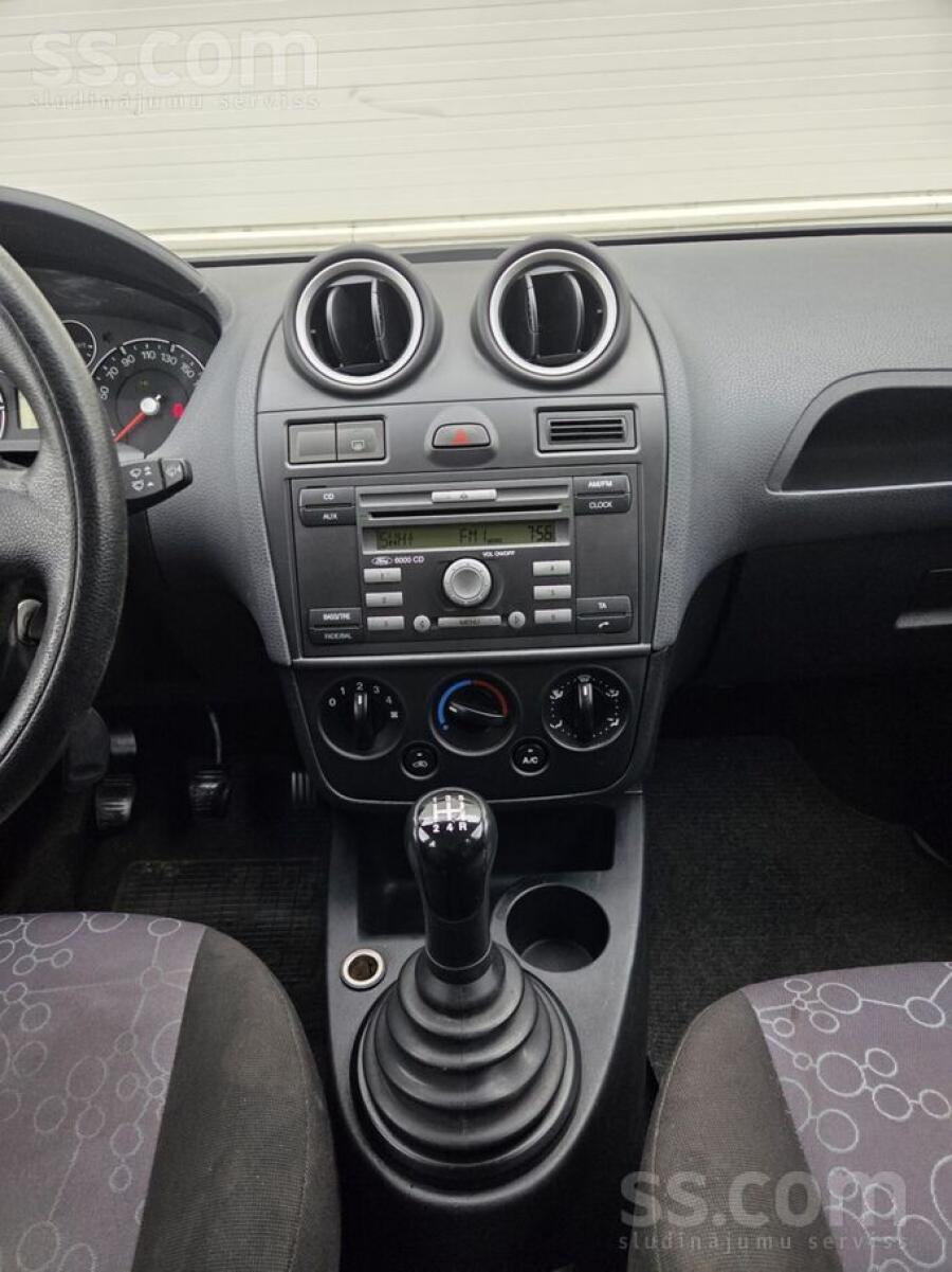 Pelēks Ford Fiesta 2006 Rīga, ar dzinēja tilpumu 1.30 L un nobraukumu 216 tūkst. km par 1390 €, foto 25 vietnē AUTOMOTO.COM.LV