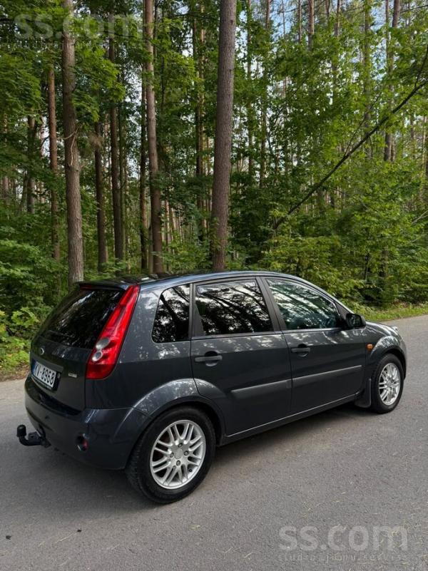 Grey Ford Fiesta 2006 in Aizkraukle, with an engine capacity of 1.60 L and mileage of 245 thousand km for 1500 €, photo 6 on AUTOMOTO.COM.LV