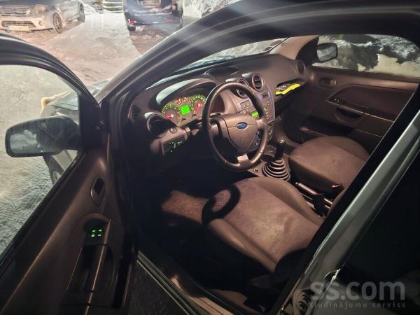 Pelēks Ford Fiesta 2007 Gulbene, ar dzinēja tilpumu 1.30 L un nobraukumu 231 tūkst. km par 1300 €, foto 5 vietnē AUTOMOTO.COM.LV