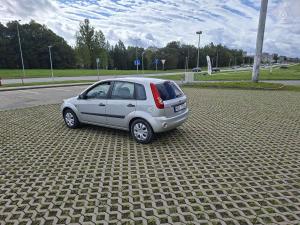 Grey Ford Fiesta 2007 in Siauliai, with an engine capacity of 1.40 L and mileage of 157 thousand km for 1450 €, photo 4 on AUTOMOTO.COM.LV