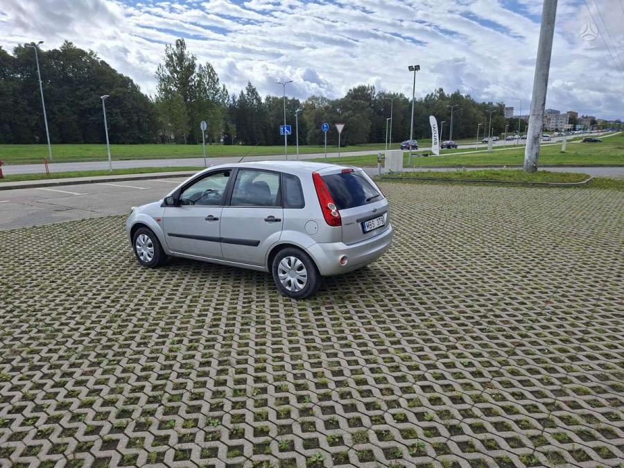 Grey Ford Fiesta 2007 in Siauliai, with an engine capacity of 1.40 L and mileage of 157 thousand km for 1450 €, photo 4 on AUTOMOTO.COM.LV
