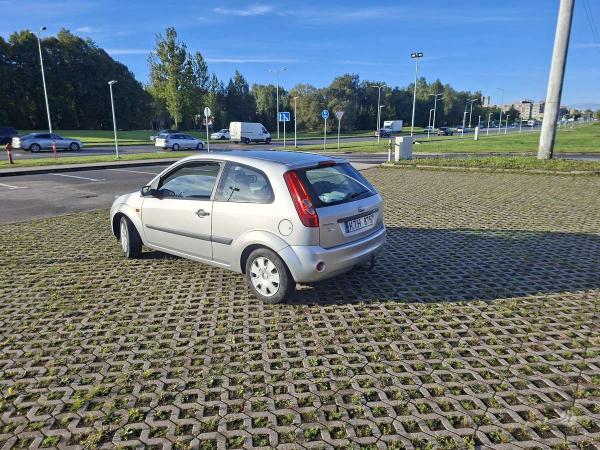 Ford Fiesta 2007 Šauļi vietnē Pelēks Ford Fiesta 2007 Šauļi, ar dzinēja tilpumu 1.24 L un nobraukumu 265 tūkst. km par 1100 €, foto 4 vietnē AUTOMOTO.COM.LV