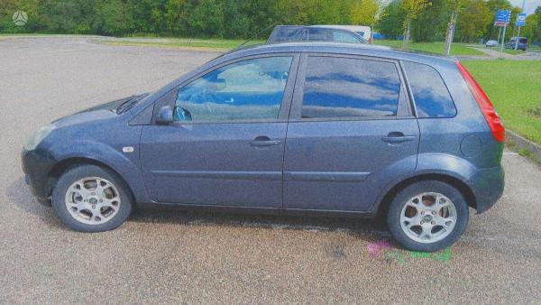Ford Fiesta 2007 Viļņa vietnē Pelēks Ford Fiesta 2007 Viļņa, ar dzinēja tilpumu 1.40 L un nobraukumu 169 tūkst. km par 1050 €, foto 1 vietnē AUTOMOTO.COM.LV