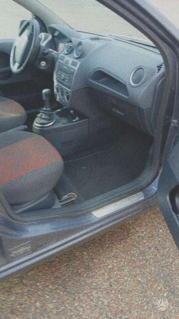 Ford Fiesta 2007 Viļņa vietnē Pelēks Ford Fiesta 2007 Viļņa, ar dzinēja tilpumu 1.40 L un nobraukumu 169 tūkst. km par 1050 €, foto 6 vietnē AUTOMOTO.COM.LV