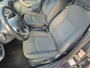Pelēks Ford Fiesta 2008 Liepāja, ar dzinēja tilpumu 1.40 L un nobraukumu 223 tūkst. km par 1800 €, foto 3 vietnē AUTOMOTO.COM.LV