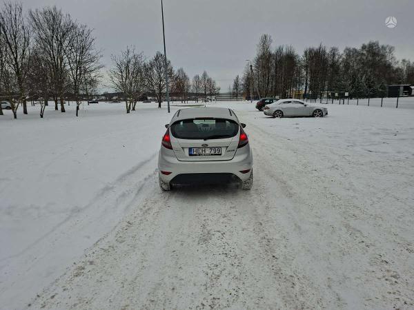 Pelēks Ford Fiesta 2009 Šauļi, ar dzinēja tilpumu 1.40 L un nobraukumu 250 tūkst. km par 1400 €, foto 3 vietnē AUTOMOTO.COM.LV