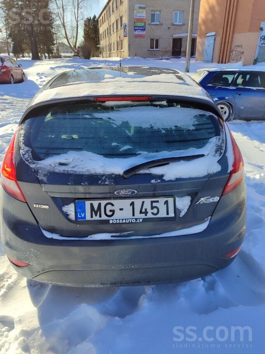 Pelēks Ford Fiesta 2009 Ogre, ar dzinēja tilpumu 1.40 L un nobraukumu 304 tūkst. km par 2600 €, foto 3 vietnē AUTOMOTO.COM.LV