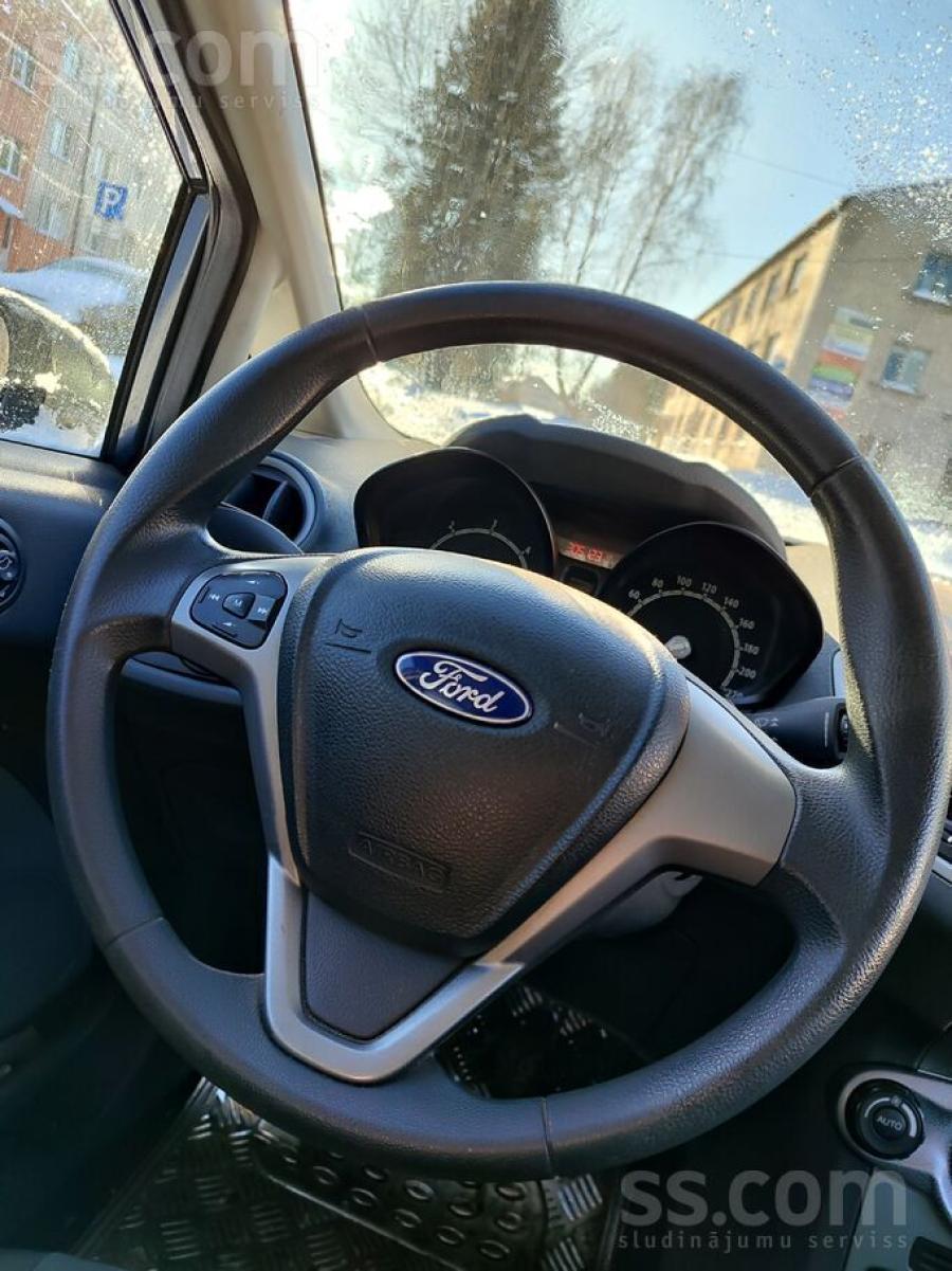 Pelēks Ford Fiesta 2009 Ogre, ar dzinēja tilpumu 1.40 L un nobraukumu 304 tūkst. km par 2600 €, foto 4 vietnē AUTOMOTO.COM.LV