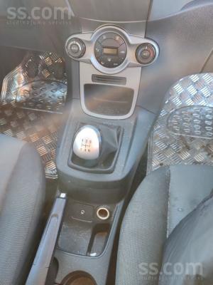 Pelēks Ford Fiesta 2009 Ogre, ar dzinēja tilpumu 1.40 L un nobraukumu 304 tūkst. km par 2600 €, foto 5 vietnē AUTOMOTO.COM.LV