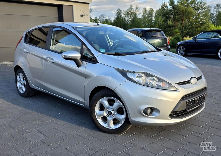 Pelēks Ford Fiesta 2010 Druskininkai, ar dzinēja tilpumu 1.40 L un nobraukumu 211 tūkst. km par 2850 €, foto 1 vietnē AUTOMOTO.COM.LV