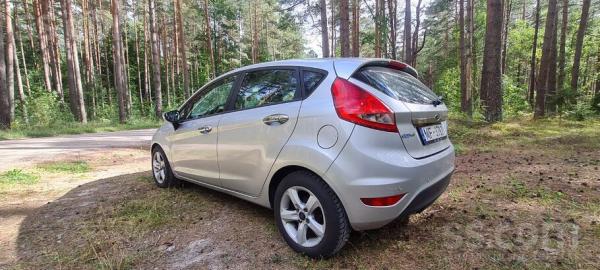 Pelēks Ford Fiesta 2010 Rīga, ar dzinēja tilpumu 1.60 L un nobraukumu 337 tūkst. km par 1750 €, foto 3 vietnē AUTOMOTO.COM.LV