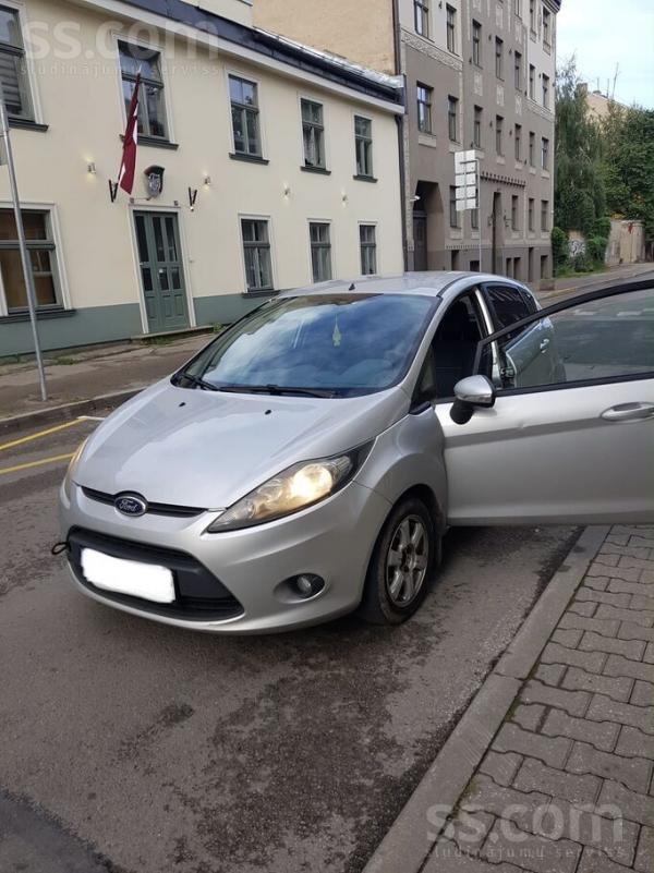 Ford Fiesta 2010 Rīga vietnē Pelēks Ford Fiesta 2010 Rīga, ar dzinēja tilpumu 1.40 L un nobraukumu 341 tūkst. km par 1350 €, foto 4 vietnē AUTOMOTO.COM.LV