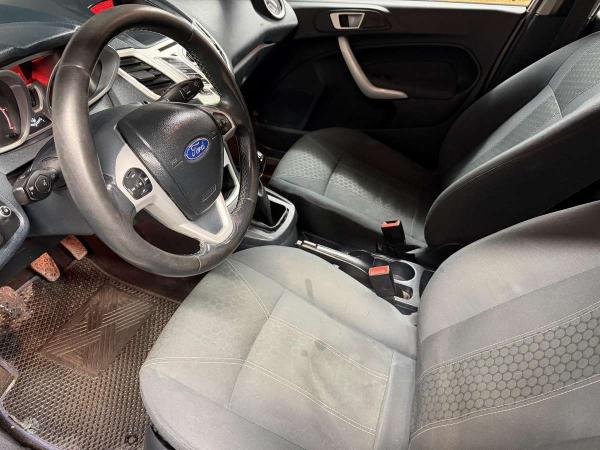 Pelēks Ford Fiesta 2011 Viļņa, ar dzinēja tilpumu 1.60 L un nobraukumu 360 tūkst. km par 1450 €, foto 5 vietnē AUTOMOTO.COM.LV