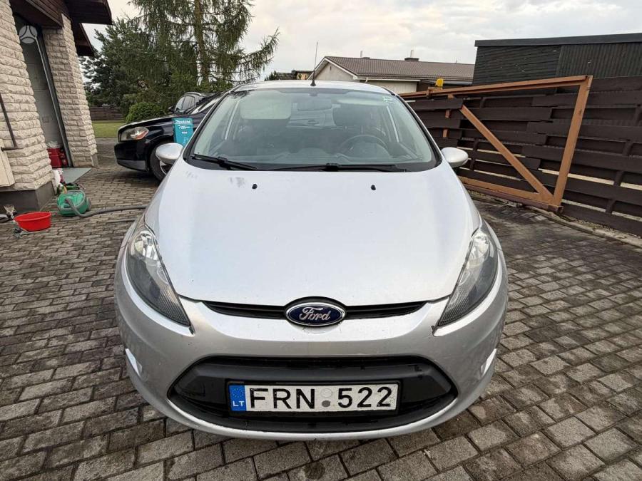 Pelēks Ford Fiesta 2011 Viļņa, ar dzinēja tilpumu 1.40 L un nobraukumu 190 tūkst. km par 1600 €, foto 4 vietnē AUTOMOTO.COM.LV