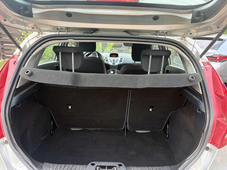 Pelēks Ford Fiesta 2011 Viļņa, ar dzinēja tilpumu 1.40 L un nobraukumu 190 tūkst. km par 1600 €, foto 6 vietnē AUTOMOTO.COM.LV