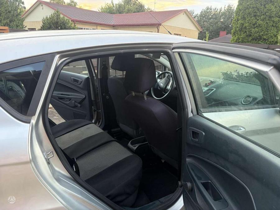 Pelēks Ford Fiesta 2011 Viļņa, ar dzinēja tilpumu 1.40 L un nobraukumu 190 tūkst. km par 1600 €, foto 7 vietnē AUTOMOTO.COM.LV