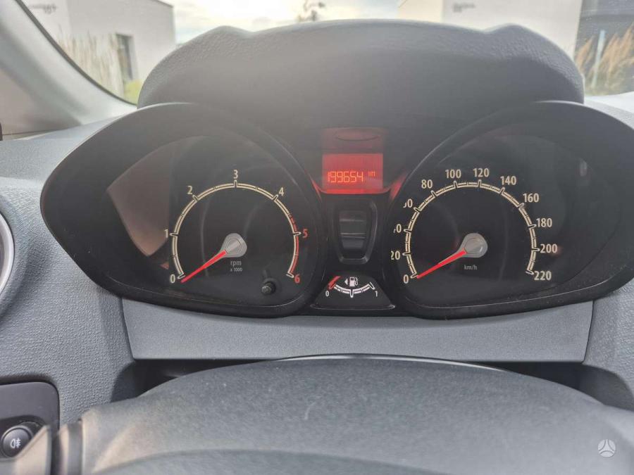 Pelēks Ford Fiesta 2011 Viļņa, ar dzinēja tilpumu 1.40 L un nobraukumu 200 tūkst. km par 2200 €, foto 7 vietnē AUTOMOTO.COM.LV