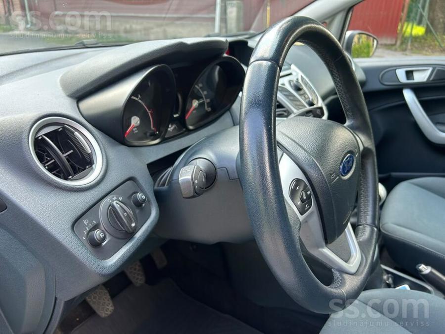 Pelēks Ford Fiesta 2011 Rīga, ar dzinēja tilpumu 1.60 L un nobraukumu 170 tūkst. km par 3500 €, foto 10 vietnē AUTOMOTO.COM.LV
