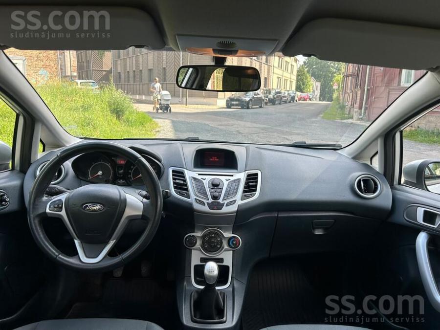 Pelēks Ford Fiesta 2011 Rīga, ar dzinēja tilpumu 1.60 L un nobraukumu 170 tūkst. km par 3500 €, foto 12 vietnē AUTOMOTO.COM.LV