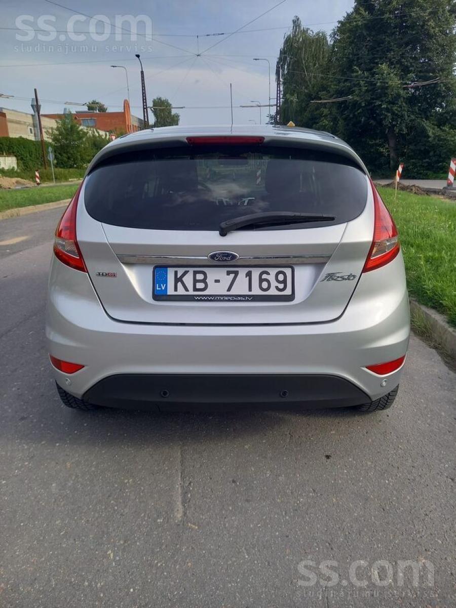 Pelēks Ford Fiesta 2011 Rīga, ar dzinēja tilpumu 1.60 L un nobraukumu 118 tūkst. km par 2200 €, foto 3 vietnē AUTOMOTO.COM.LV