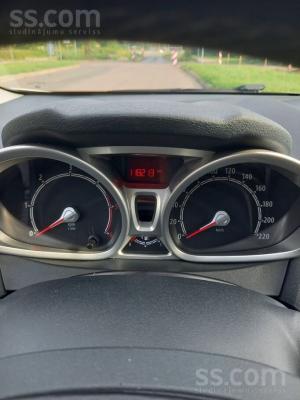 Pelēks Ford Fiesta 2011 Rīga, ar dzinēja tilpumu 1.60 L un nobraukumu 118 tūkst. km par 2200 €, foto 15 vietnē AUTOMOTO.COM.LV
