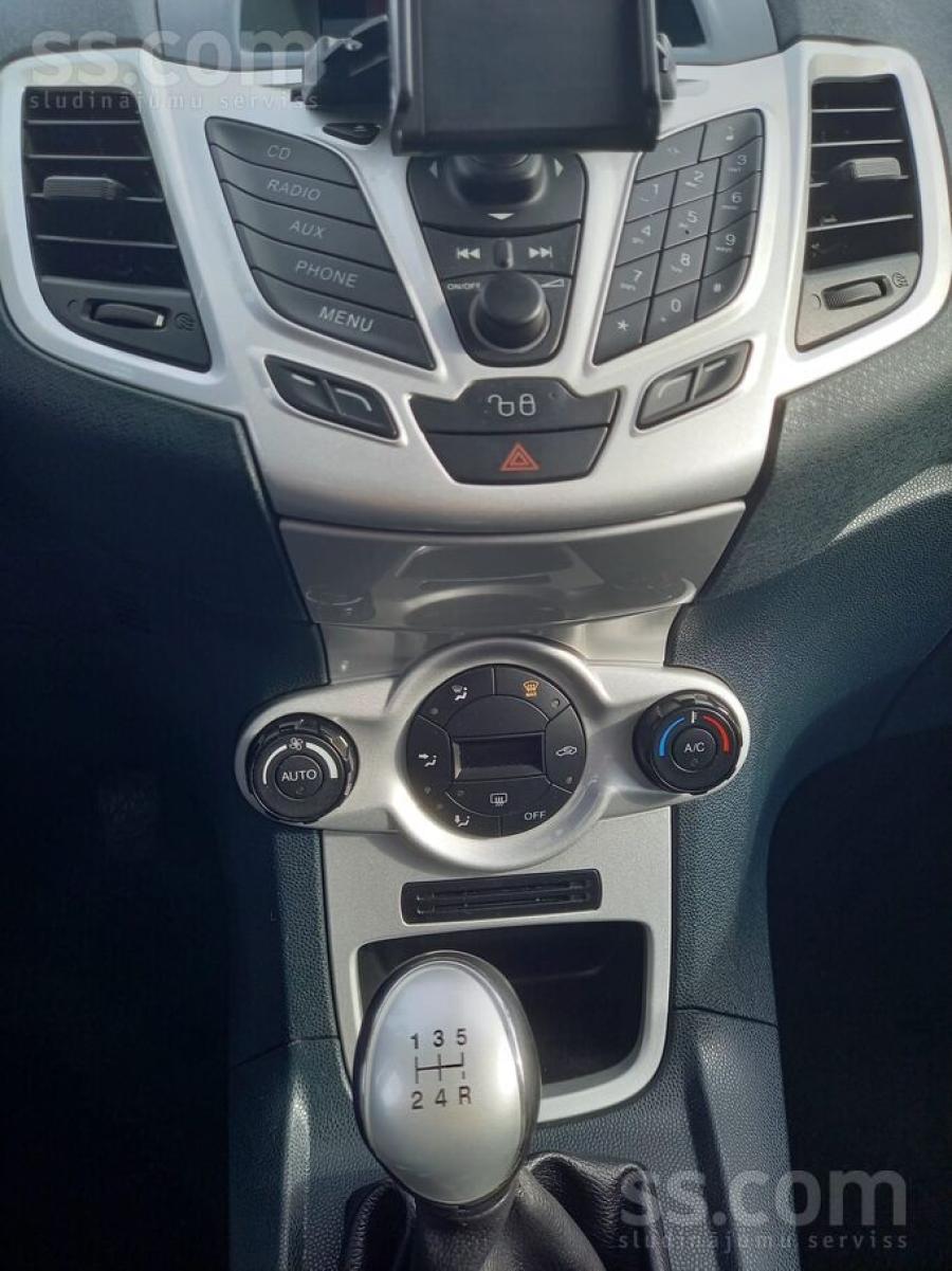 Pelēks Ford Fiesta 2011 Rīga, ar dzinēja tilpumu 1.60 L un nobraukumu 118 tūkst. km par 2200 €, foto 18 vietnē AUTOMOTO.COM.LV