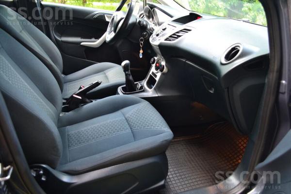 Pelēks Ford Fiesta 2012 Rīga, ar dzinēja tilpumu 1.60 L un nobraukumu 220 tūkst. km par 3400 €, foto 8 vietnē AUTOMOTO.COM.LV
