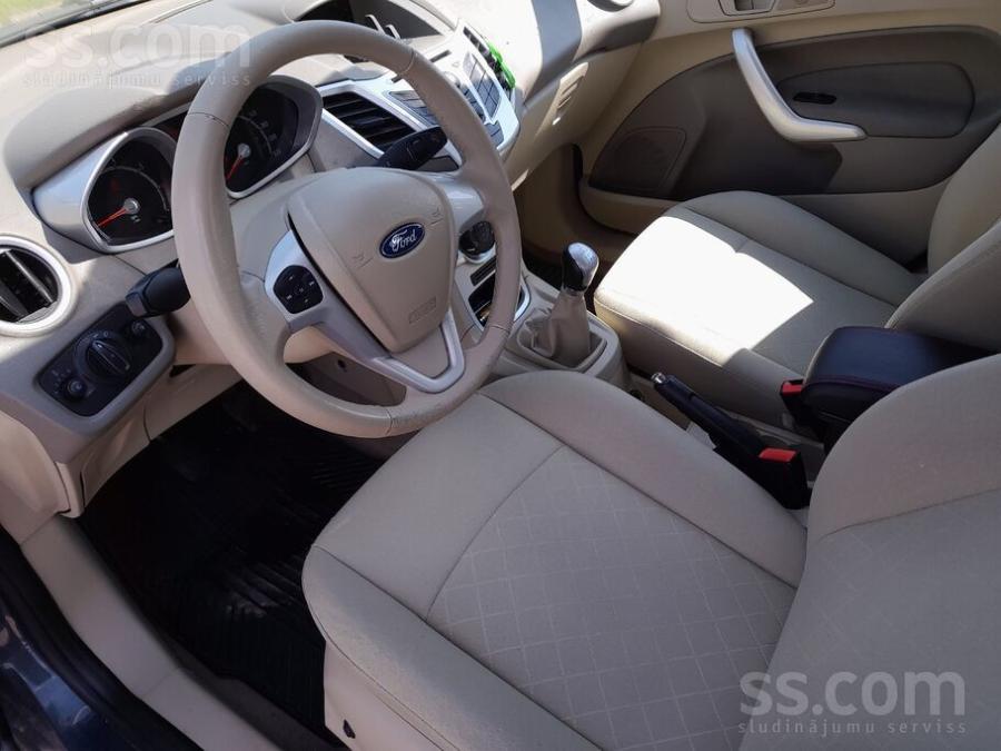 Pelēks Ford Fiesta 2012 Valmiera, ar dzinēja tilpumu 1.20 L un nobraukumu 221 tūkst. km par 2600 €, foto 5 vietnē AUTOMOTO.COM.LV