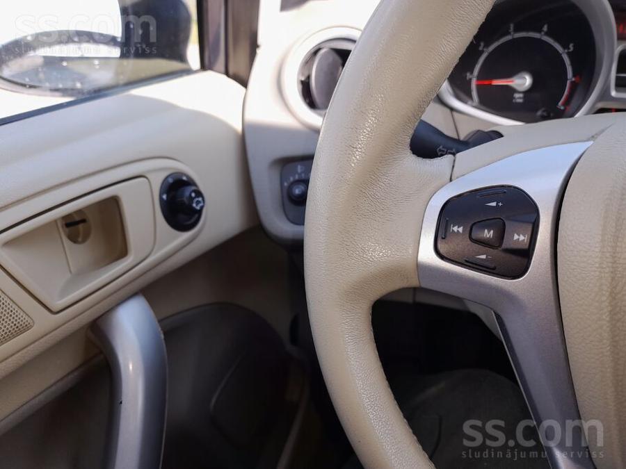 Pelēks Ford Fiesta 2012 Valmiera, ar dzinēja tilpumu 1.20 L un nobraukumu 221 tūkst. km par 2600 €, foto 8 vietnē AUTOMOTO.COM.LV