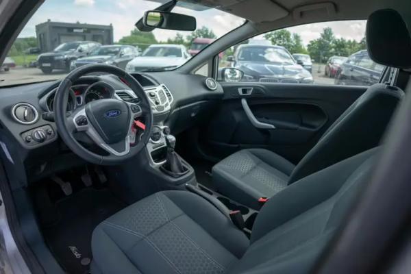 Pelēks Ford Fiesta 2012 Liepāja, ar dzinēja tilpumu 1.60 L un nobraukumu 263 tūkst. km par 4550 €, foto 8 vietnē AUTOMOTO.COM.LV
