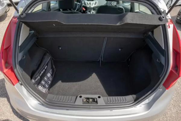Pelēks Ford Fiesta 2012 Liepāja, ar dzinēja tilpumu 1.60 L un nobraukumu 263 tūkst. km par 4550 €, foto 10 vietnē AUTOMOTO.COM.LV
