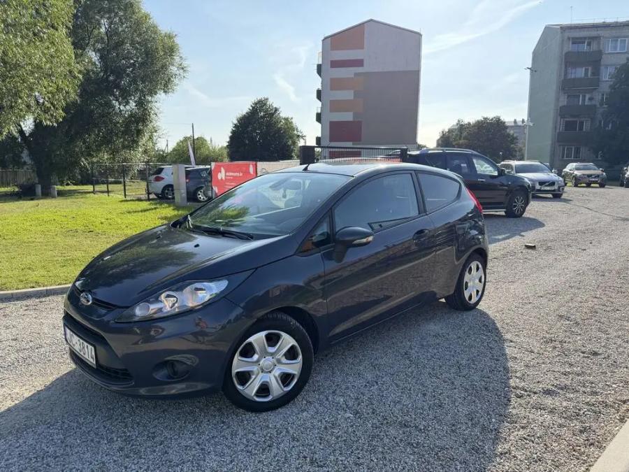 Pelēks Ford Fiesta 2012 Ventspils, ar dzinēja tilpumu 1.20 L un nobraukumu 121 tūkst. km par 2100 €, foto 1 vietnē AUTOMOTO.COM.LV