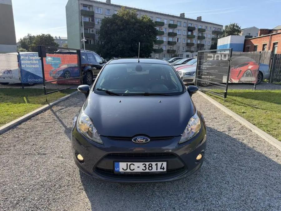 Pelēks Ford Fiesta 2012 Ventspils, ar dzinēja tilpumu 1.20 L un nobraukumu 121 tūkst. km par 2100 €, foto 3 vietnē AUTOMOTO.COM.LV